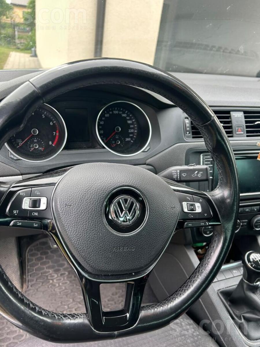 Grey Volkswagen Jetta 2018 in Dobele, with an engine capacity of 1.40 L and mileage of 82 thousand km for 8200 €, photo 8 on AUTOMOTO.COM.LV