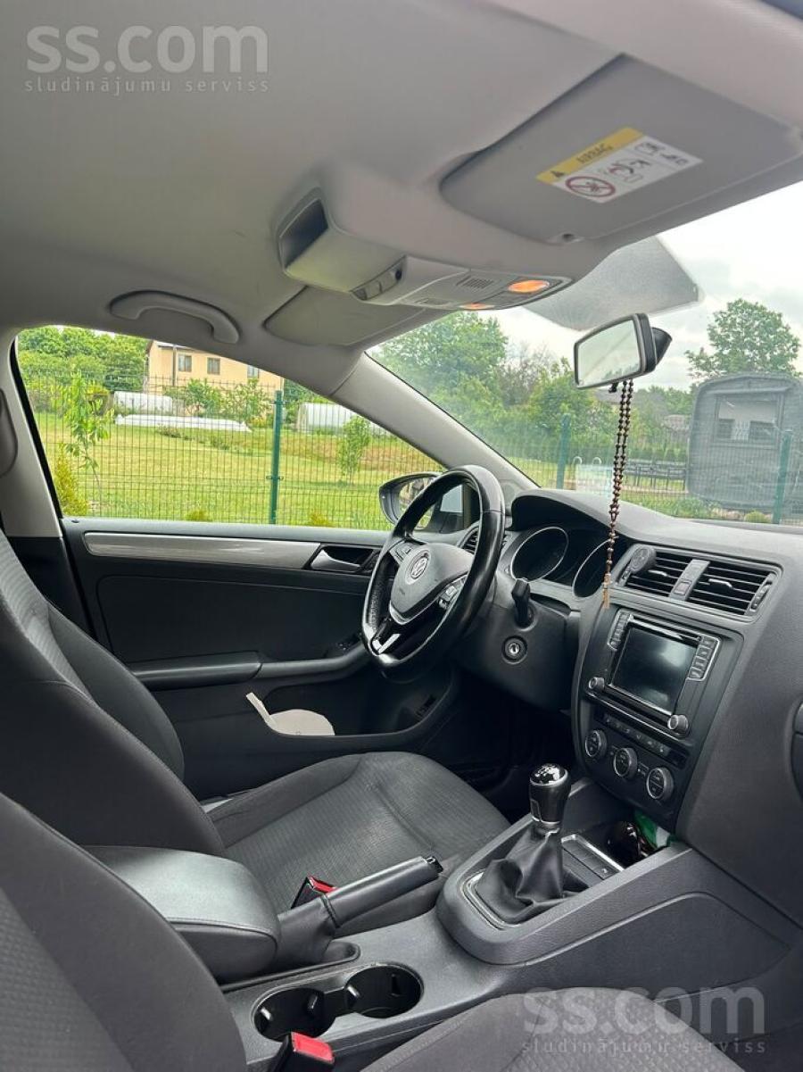 Grey Volkswagen Jetta 2018 in Dobele, with an engine capacity of 1.40 L and mileage of 82 thousand km for 8200 €, photo 9 on AUTOMOTO.COM.LV