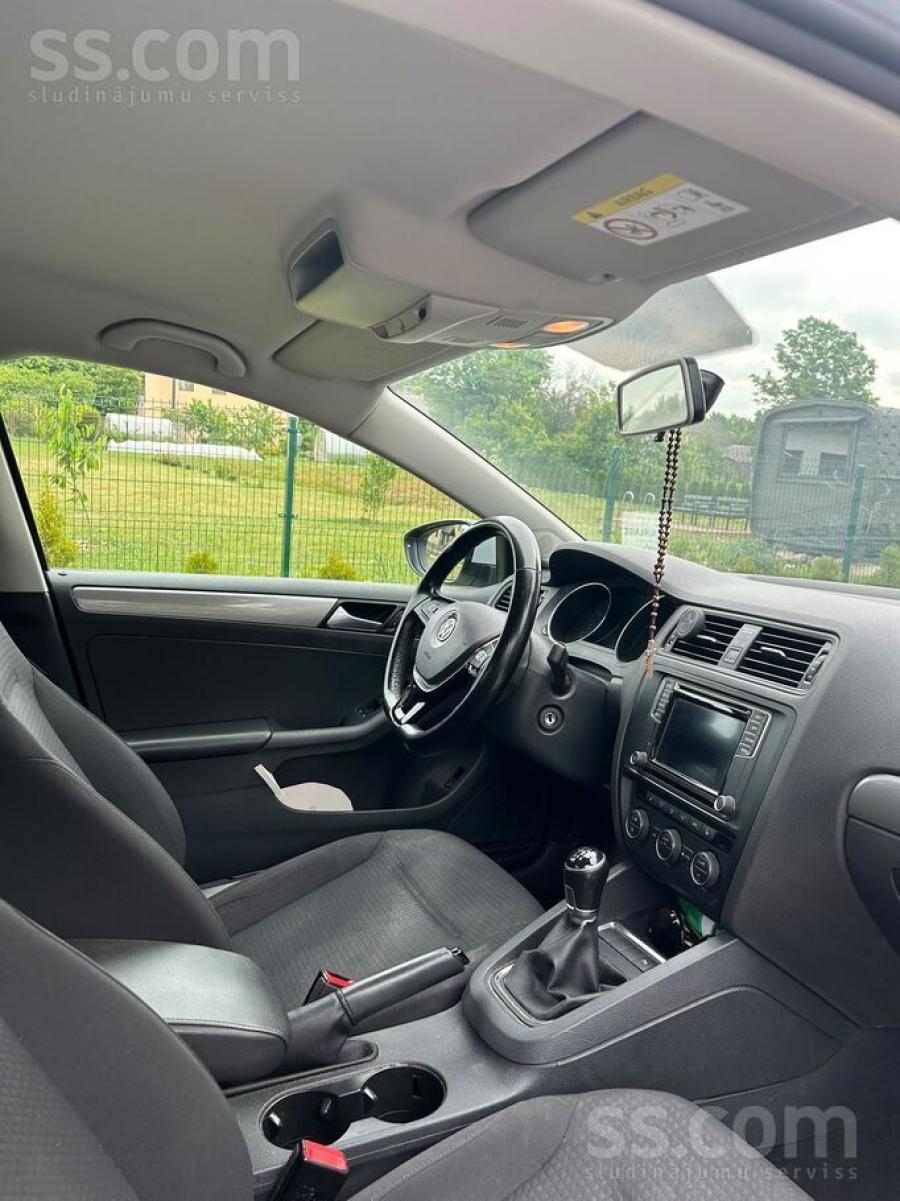 Grey Volkswagen Jetta 2018 in Dobele, with an engine capacity of 1.40 L and mileage of 82 thousand km for 8200 €, photo 10 on AUTOMOTO.COM.LV