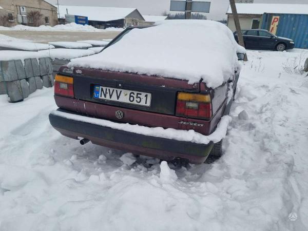 Red Volkswagen Jetta 1991 in Vilnius, with an engine capacity of 1.60 L and mileage of 124 thousand km for 1600 €, photo 1 on AUTOMOTO.COM.LV