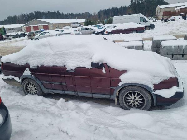 Red Volkswagen Jetta 1991 in Vilnius, with an engine capacity of 1.60 L and mileage of 124 thousand km for 1600 €, photo 3 on AUTOMOTO.COM.LV