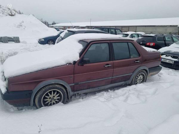 Red Volkswagen Jetta 1991 in Vilnius, with an engine capacity of 1.60 L and mileage of 124 thousand km for 1600 €, photo 4 on AUTOMOTO.COM.LV