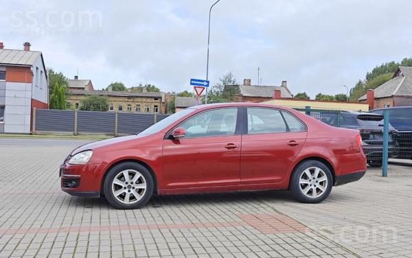 Red Volkswagen Jetta 2005 in Liepaja, with an engine capacity of 1.90 L and mileage of 195 thousand km for 1800 €, photo 2 on AUTOMOTO.COM.LV