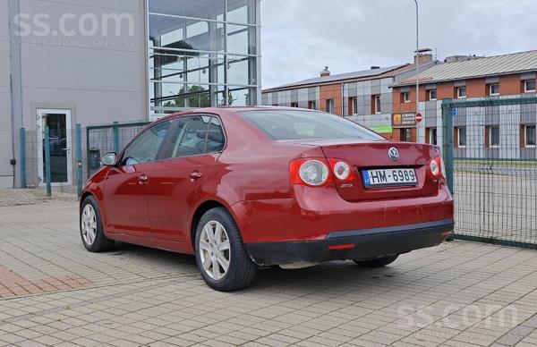 Red Volkswagen Jetta 2005 in Liepaja, with an engine capacity of 1.90 L and mileage of 195 thousand km for 1800 €, photo 3 on AUTOMOTO.COM.LV