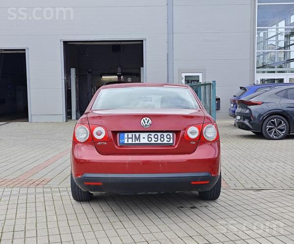 Red Volkswagen Jetta 2005 in Liepaja, with an engine capacity of 1.90 L and mileage of 195 thousand km for 1800 €, photo 4 on AUTOMOTO.COM.LV