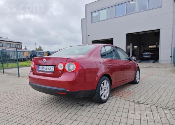 Red Volkswagen Jetta 2005 in Liepaja, with an engine capacity of 1.90 L and mileage of 195 thousand km for 1800 €, photo 5 on AUTOMOTO.COM.LV
