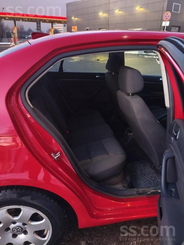 Red Volkswagen Jetta 2006 in Riga, with an engine capacity of 1.60 L and mileage of 227 thousand km for 1750 €, photo 8 on AUTOMOTO.COM.LV