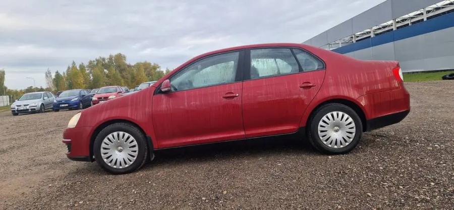 Red Volkswagen Jetta 2007 in Daugavpils, with an engine capacity of 1.60 L and mileage of 154 thousand km for 1450 €, photo 3 on AUTOMOTO.COM.LV