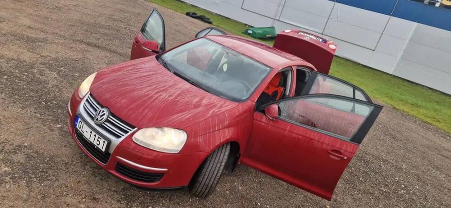 Red Volkswagen Jetta 2007 in Daugavpils, with an engine capacity of 1.60 L and mileage of 154 thousand km for 1450 €, photo 34 on AUTOMOTO.COM.LV
