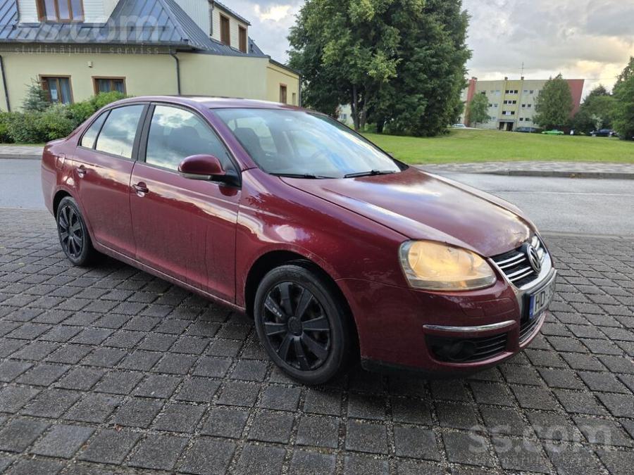 Sarkans Volkswagen Jetta 2008 Rīga, ar dzinēja tilpumu 1.60 L un nobraukumu 148 tūkst. km par 1950 €, foto 3 vietnē AUTOMOTO.COM.LV