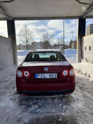 Red Volkswagen Jetta 2010 in Kaunas, with an engine capacity of 1.39 L and mileage of 212 thousand km for 3200 €, photo  on AUTOMOTO.COM.LV