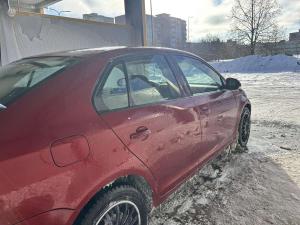 Sarkans Volkswagen Jetta 2010 Kauņa, ar dzinēja tilpumu 1.39 L un nobraukumu 212 tūkst. km par 3200 €, foto 2 vietnē AUTOMOTO.COM.LV
