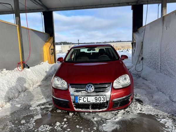 Red Volkswagen Jetta 2010 in Kaunas, with an engine capacity of 1.39 L and mileage of 212 thousand km for 3200 €, photo 3 on AUTOMOTO.COM.LV