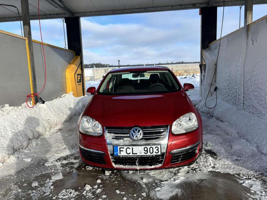 Sarkans Volkswagen Jetta 2010 Kauņa, ar dzinēja tilpumu 1.39 L un nobraukumu 212 tūkst. km par 3200 €, foto 3 vietnē AUTOMOTO.COM.LV