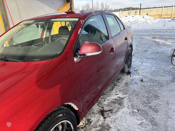 Red Volkswagen Jetta 2010 in Kaunas, with an engine capacity of 1.39 L and mileage of 212 thousand km for 3200 €, photo 4 on AUTOMOTO.COM.LV