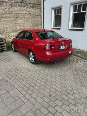Sarkans Volkswagen Jetta 2010 Rīga, ar dzinēja tilpumu 2.00 L un nobraukumu 218 tūkst. km par 3200 €, foto 3 vietnē AUTOMOTO.COM.LV
