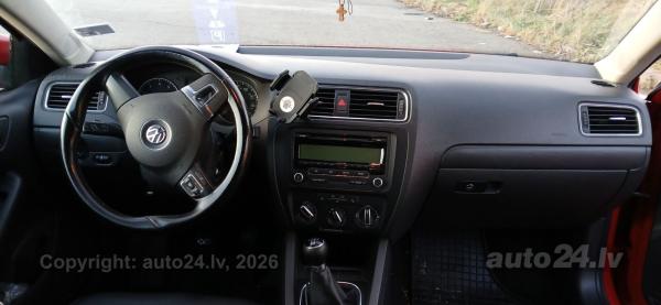 Sarkans Volkswagen Jetta 2011 Tallina, ar dzinēja tilpumu 2.50 L un nobraukumu 113 tūkst. km par 3500 €, foto 7 vietnē AUTOMOTO.COM.LV