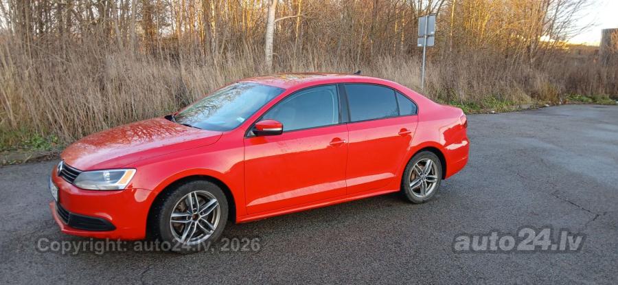 Sarkans Volkswagen Jetta 2011 Tallina, ar dzinēja tilpumu 2.50 L un nobraukumu 113 tūkst. km par 3500 €, foto 4 vietnē AUTOMOTO.COM.LV