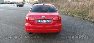 Sarkans Volkswagen Jetta 2011 Tallina, ar dzinēja tilpumu 2.50 L un nobraukumu 113 tūkst. km par 3500 €, foto 5 vietnē AUTOMOTO.COM.LV