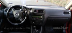 Sarkans Volkswagen Jetta 2011 Tallina, ar dzinēja tilpumu 2.50 L un nobraukumu 113 tūkst. km par 3500 €, foto 8 vietnē AUTOMOTO.COM.LV