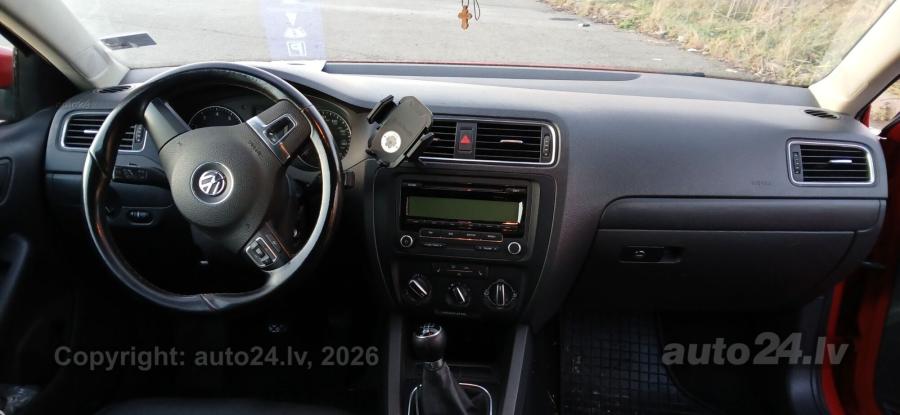 Sarkans Volkswagen Jetta 2011 Tallina, ar dzinēja tilpumu 2.50 L un nobraukumu 113 tūkst. km par 3500 €, foto 8 vietnē AUTOMOTO.COM.LV