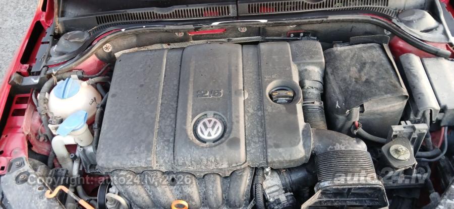 Sarkans Volkswagen Jetta 2011 Tallina, ar dzinēja tilpumu 2.50 L un nobraukumu 113 tūkst. km par 3500 €, foto 10 vietnē AUTOMOTO.COM.LV