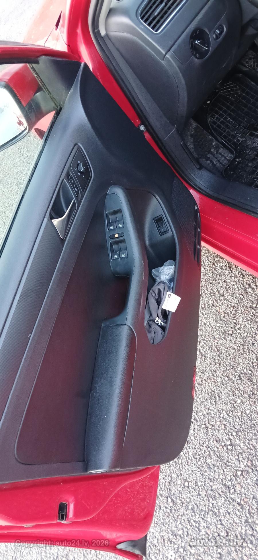 Sarkans Volkswagen Jetta 2011 Tallina, ar dzinēja tilpumu 2.50 L un nobraukumu 113 tūkst. km par 3500 €, foto 11 vietnē AUTOMOTO.COM.LV
