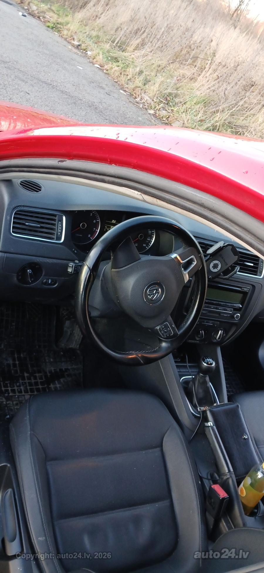 Sarkans Volkswagen Jetta 2011 Tallina, ar dzinēja tilpumu 2.50 L un nobraukumu 113 tūkst. km par 3500 €, foto 12 vietnē AUTOMOTO.COM.LV