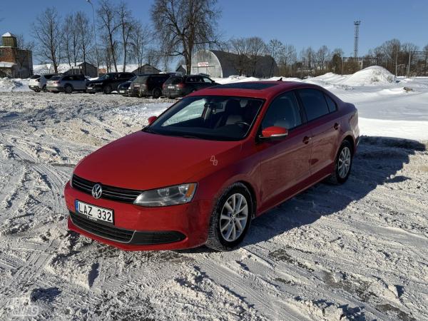 Red Volkswagen Jetta 2012 in Plunge, with an engine capacity of 2.50 L and mileage of 245 thousand km for 2690 €, photo 1 on AUTOMOTO.COM.LV