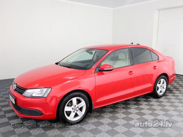 Red Volkswagen Jetta 2013 in Tallinn, with an engine capacity of 1.60 L and mileage of 305 thousand km for 2799 €, photo 2 on AUTOMOTO.COM.LV