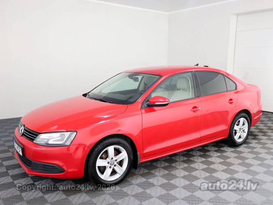 Red Volkswagen Jetta 2013 in Tallinn, with an engine capacity of 1.60 L and mileage of 305 thousand km for 2799 €, photo 3 on AUTOMOTO.COM.LV