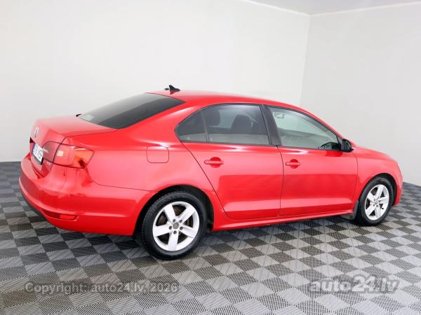 Red Volkswagen Jetta 2013 in Tallinn, with an engine capacity of 1.60 L and mileage of 305 thousand km for 2799 €, photo 3 on AUTOMOTO.COM.LV