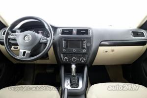 Red Volkswagen Jetta 2013 in Tallinn, with an engine capacity of 1.60 L and mileage of 305 thousand km for 2799 €, photo 6 on AUTOMOTO.COM.LV