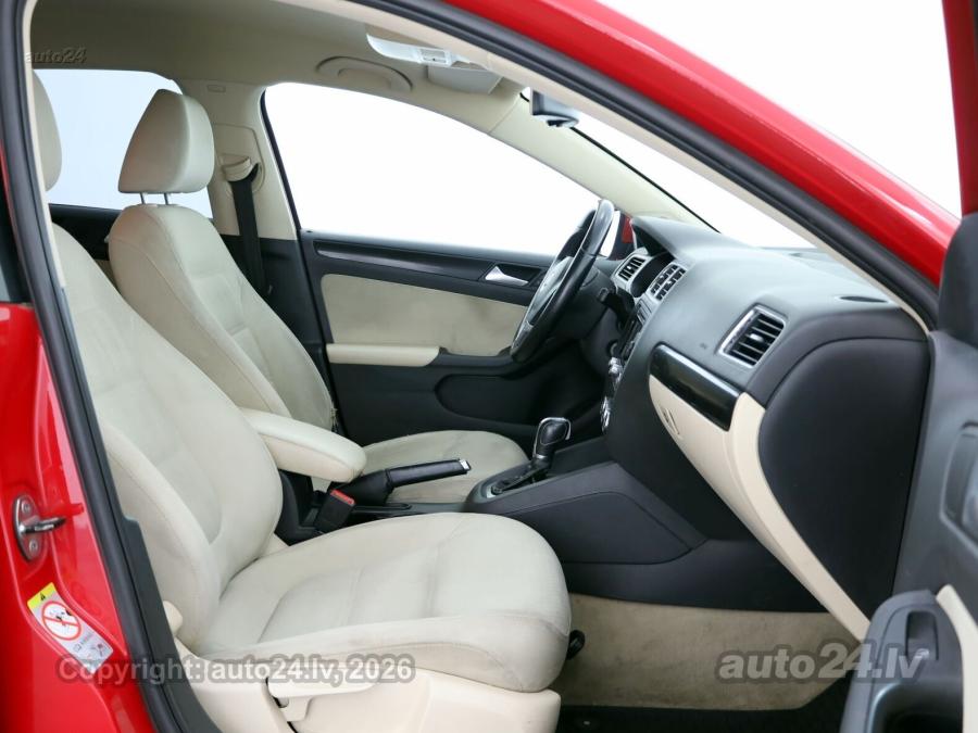 Red Volkswagen Jetta 2013 in Tallinn, with an engine capacity of 1.60 L and mileage of 305 thousand km for 2799 €, photo 7 on AUTOMOTO.COM.LV