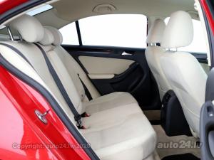 Red Volkswagen Jetta 2013 in Tallinn, with an engine capacity of 1.60 L and mileage of 305 thousand km for 2799 €, photo 8 on AUTOMOTO.COM.LV