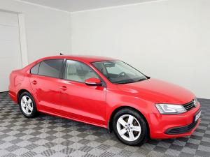 Sarkans Volkswagen Jetta 2013 Tallina, ar dzinēja tilpumu 1.60 L un nobraukumu 305 tūkst. km par 2699 €, foto  vietnē AUTOMOTO.COM.LV
