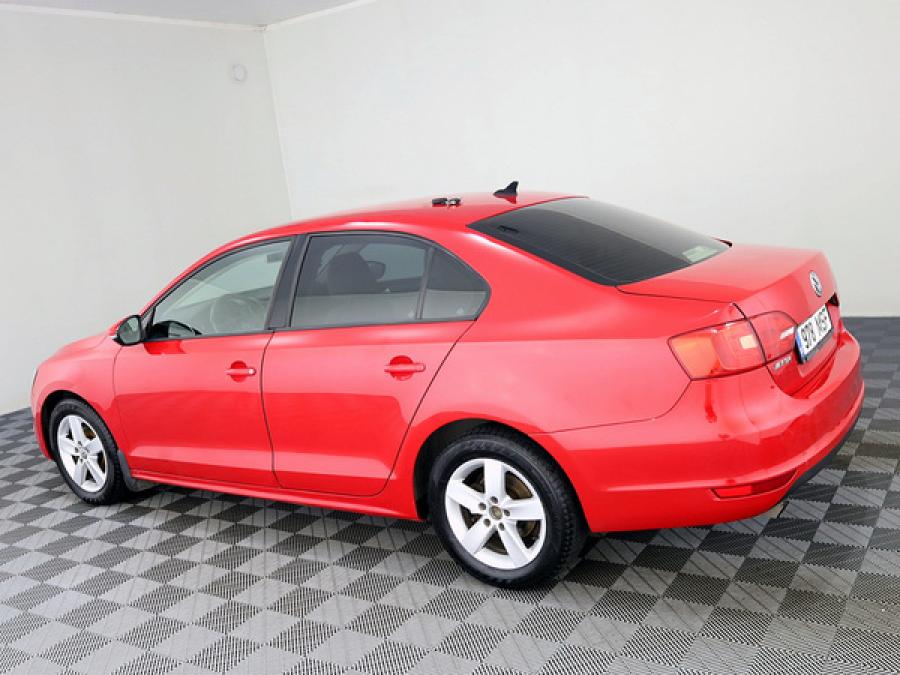 Red Volkswagen Jetta 2013 in Tallinn, with an engine capacity of 1.60 L and mileage of 305 thousand km for 2699 €, photo 5 on AUTOMOTO.COM.LV