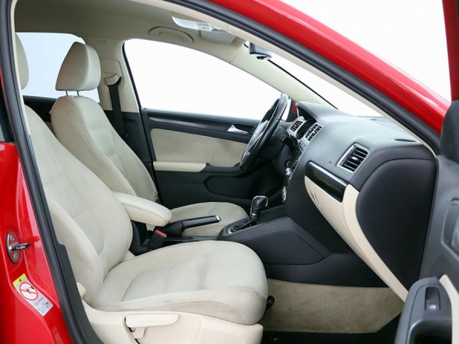 Red Volkswagen Jetta 2013 in Tallinn, with an engine capacity of 1.60 L and mileage of 305 thousand km for 2699 €, photo 7 on AUTOMOTO.COM.LV