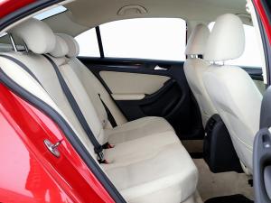 Red Volkswagen Jetta 2013 in Tallinn, with an engine capacity of 1.60 L and mileage of 305 thousand km for 2699 €, photo 8 on AUTOMOTO.COM.LV