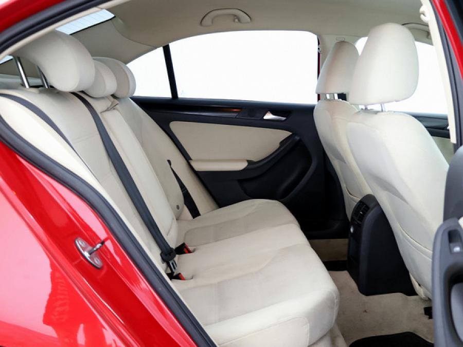 Red Volkswagen Jetta 2013 in Tallinn, with an engine capacity of 1.60 L and mileage of 305 thousand km for 2699 €, photo 8 on AUTOMOTO.COM.LV