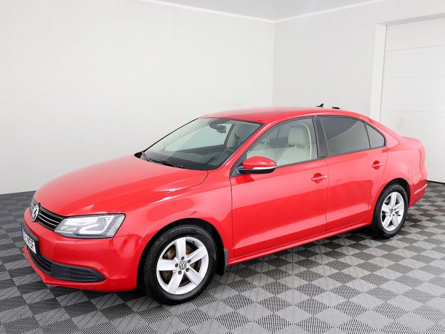 Red Volkswagen Jetta 2013 in Tallinn, with an engine capacity of 1.60 L and mileage of 305 thousand km for 2699 €, photo 10 on AUTOMOTO.COM.LV