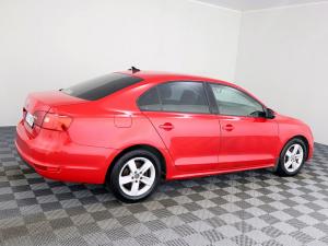 Red Volkswagen Jetta 2013 in Tallinn, with an engine capacity of 1.60 L and mileage of 305 thousand km for 2699 €, photo 11 on AUTOMOTO.COM.LV