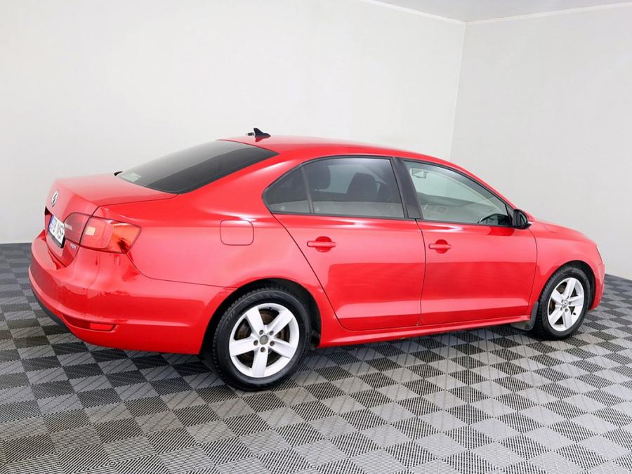 Red Volkswagen Jetta 2013 in Tallinn, with an engine capacity of 1.60 L and mileage of 305 thousand km for 2699 €, photo 11 on AUTOMOTO.COM.LV