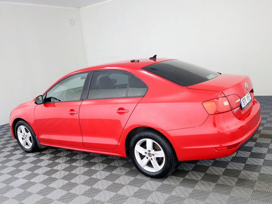 Red Volkswagen Jetta 2013 in Tallinn, with an engine capacity of 1.60 L and mileage of 305 thousand km for 2699 €, photo 12 on AUTOMOTO.COM.LV