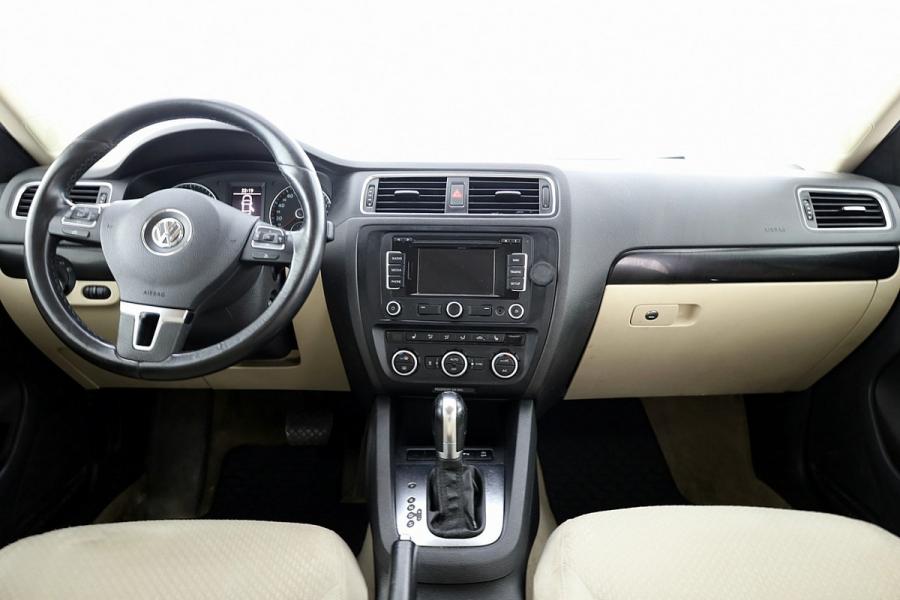 Red Volkswagen Jetta 2013 in Tallinn, with an engine capacity of 1.60 L and mileage of 305 thousand km for 2699 €, photo 13 on AUTOMOTO.COM.LV
