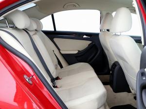 Red Volkswagen Jetta 2013 in Tallinn, with an engine capacity of 1.60 L and mileage of 305 thousand km for 2699 €, photo 15 on AUTOMOTO.COM.LV