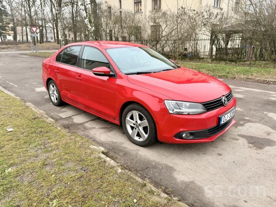 Sarkans Volkswagen Jetta 2014 Rīga, ar dzinēja tilpumu 1.40 L un nobraukumu 131 tūkst. km par 4900 €, foto 3 vietnē AUTOMOTO.COM.LV