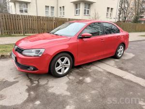 Sarkans Volkswagen Jetta 2014 Rīga, ar dzinēja tilpumu 1.40 L un nobraukumu 131 tūkst. km par 4900 €, foto 4 vietnē AUTOMOTO.COM.LV