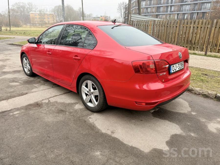 Sarkans Volkswagen Jetta 2014 Rīga, ar dzinēja tilpumu 1.40 L un nobraukumu 131 tūkst. km par 4900 €, foto 5 vietnē AUTOMOTO.COM.LV