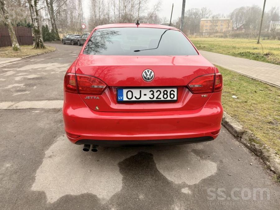 Sarkans Volkswagen Jetta 2014 Rīga, ar dzinēja tilpumu 1.40 L un nobraukumu 131 tūkst. km par 4900 €, foto 6 vietnē AUTOMOTO.COM.LV